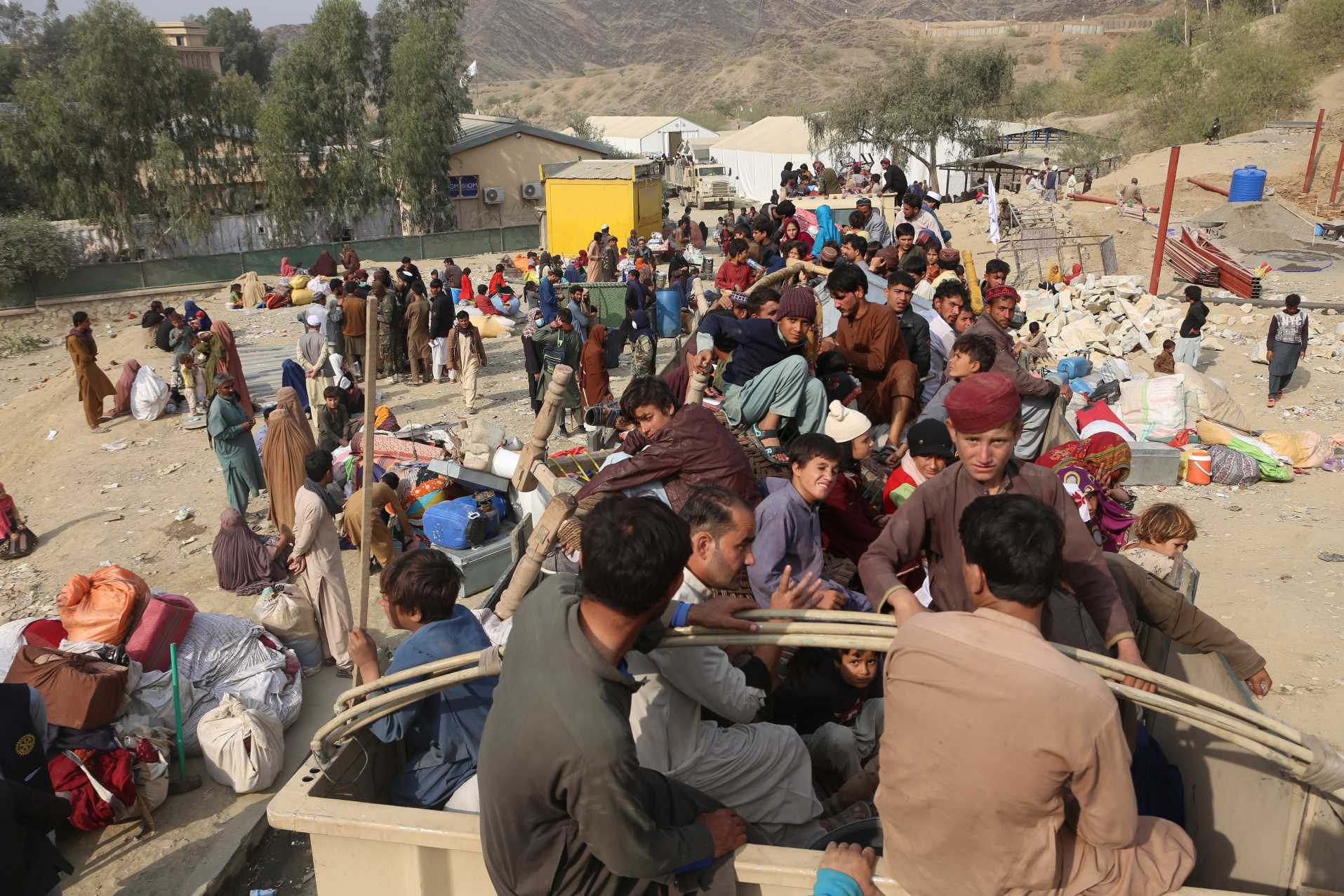 300,000 refugees and migrants cross into Afghanistan from Pakistan ...