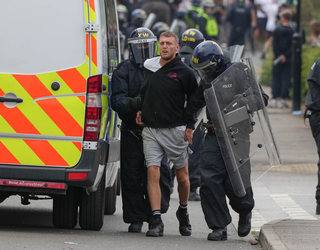 Nigel Farage unveils Reform UK's 'mass deportations' plan – 5Pillars