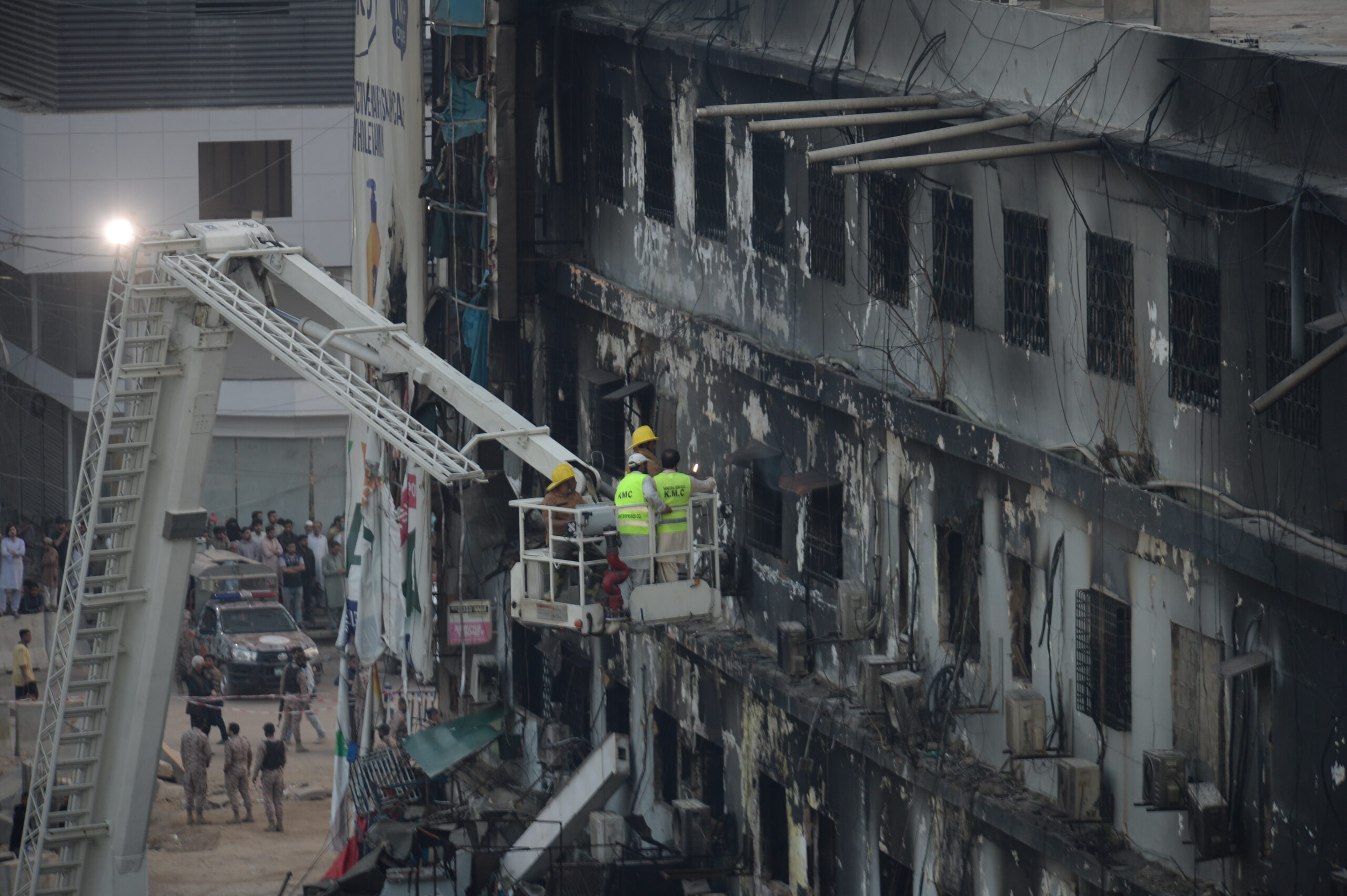 At least 60 dead in Pakistan mall fire – 5Pillars
